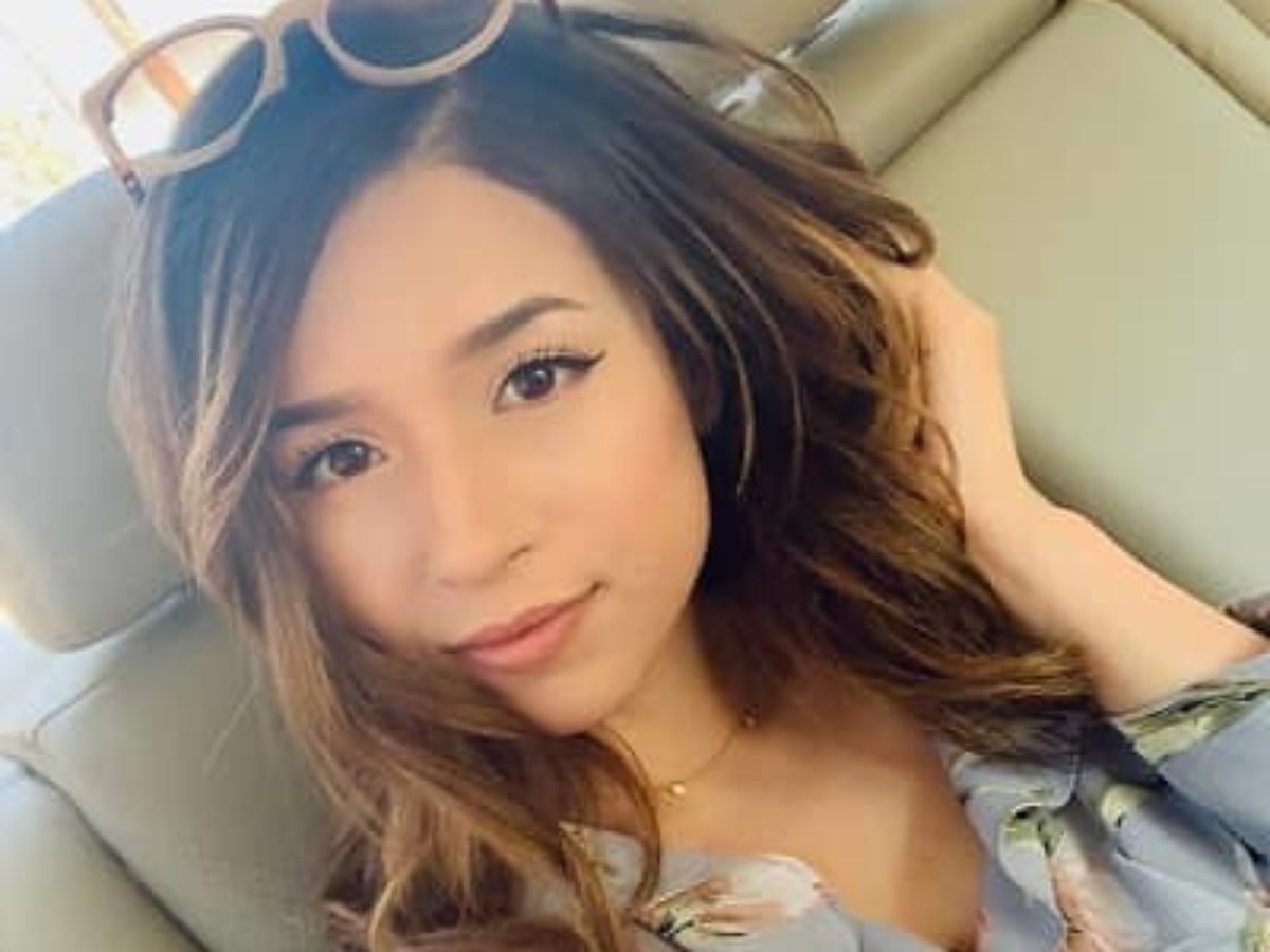 Pokimane Age, Biography, Height, Net Worth, Family & Facts