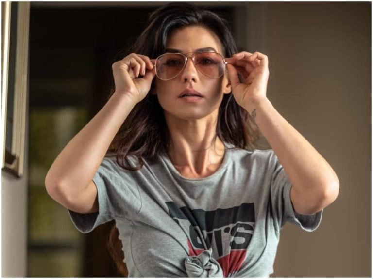 Eliza Rose Watson Age, Biography, Height, Net Worth, Family & Facts