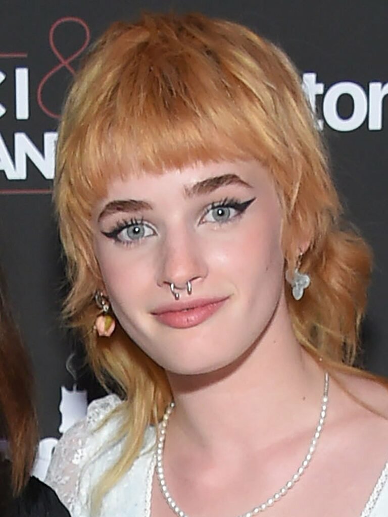 Esther Rose McGregor Age, Biography, Height, Net Worth, Family & Facts