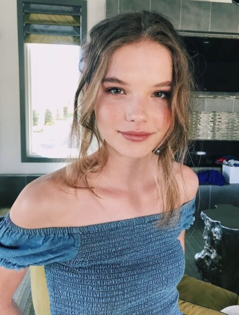 Ellie Thumann Age, Biography, Height, Net Worth, Family & Facts